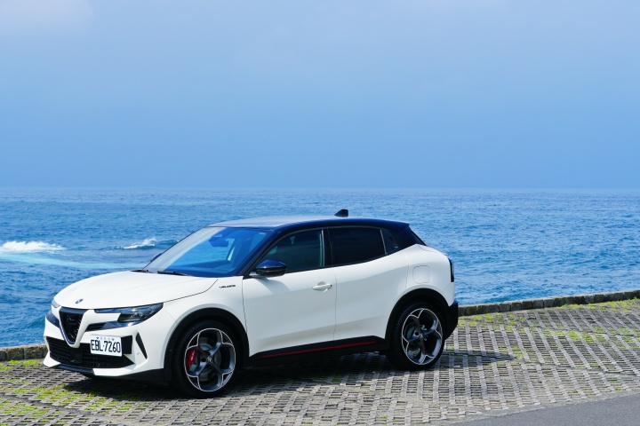 跑格輕奢單品，200公里實測電耗6.3 km/kWh─Alfa Romeo Junior Elettrica試駕 | U-CAR試車