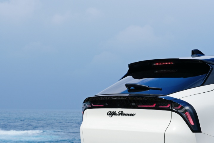 跑格輕奢單品，200公里實測電耗6.3 km/kWh─Alfa Romeo Junior Elettrica試駕 | U-CAR試車
