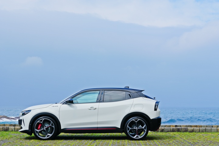 跑格輕奢單品，200公里實測電耗6.3 km/kWh─Alfa Romeo Junior Elettrica試駕 | U-CAR試車