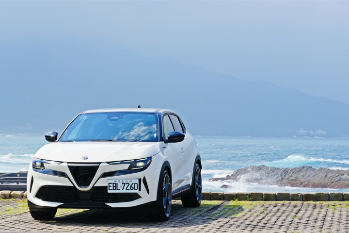跑格輕奢單品，200公里實測電耗6.3 km/kWh─Alfa Romeo Junior Elettrica試駕 | U-CAR試車